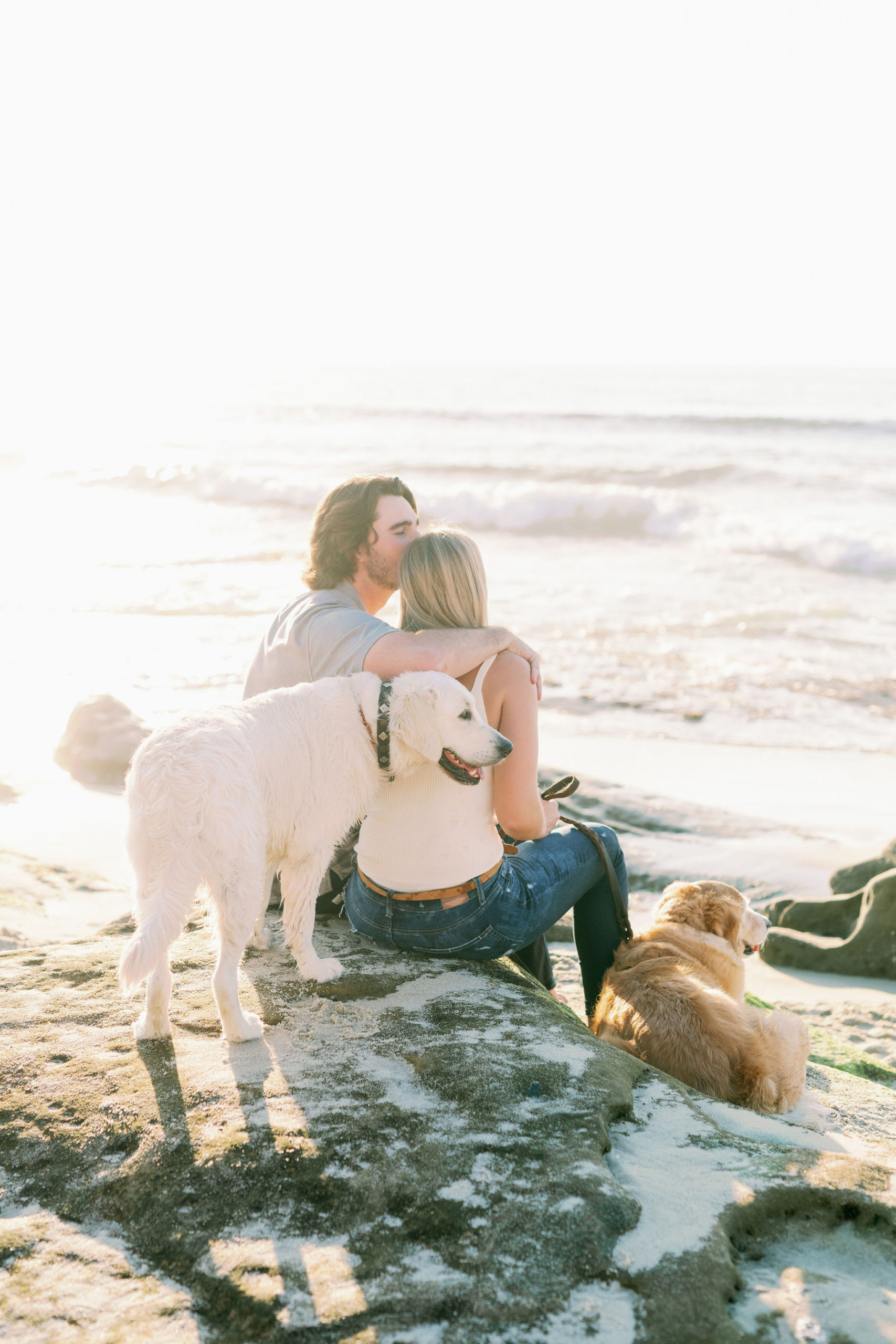 5 Tips for Including Your Pet in Your Engagement Photos! - daniraedunn.com